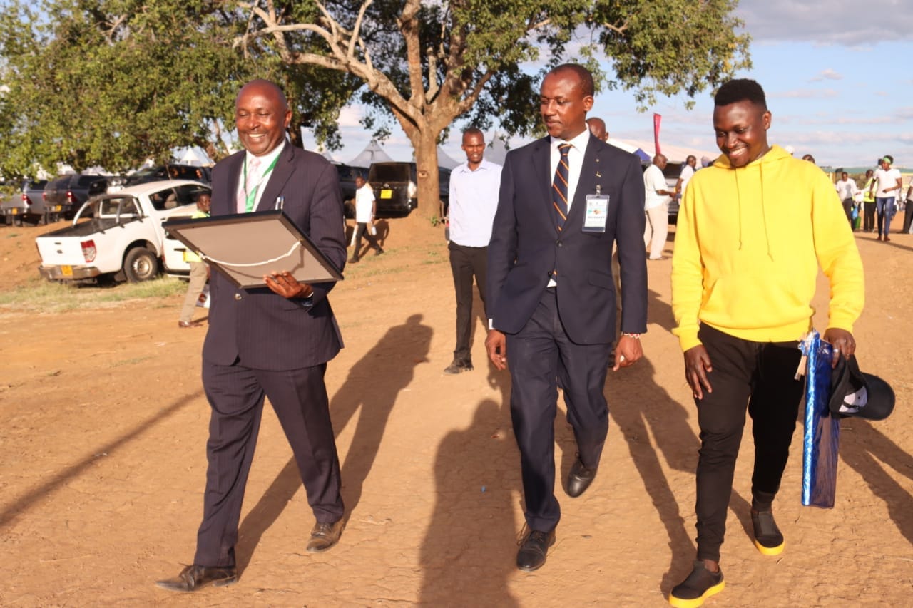 Talented drawing artist Deric Kim from Ilima, Kaiti, Makueni, gifts H.E ...