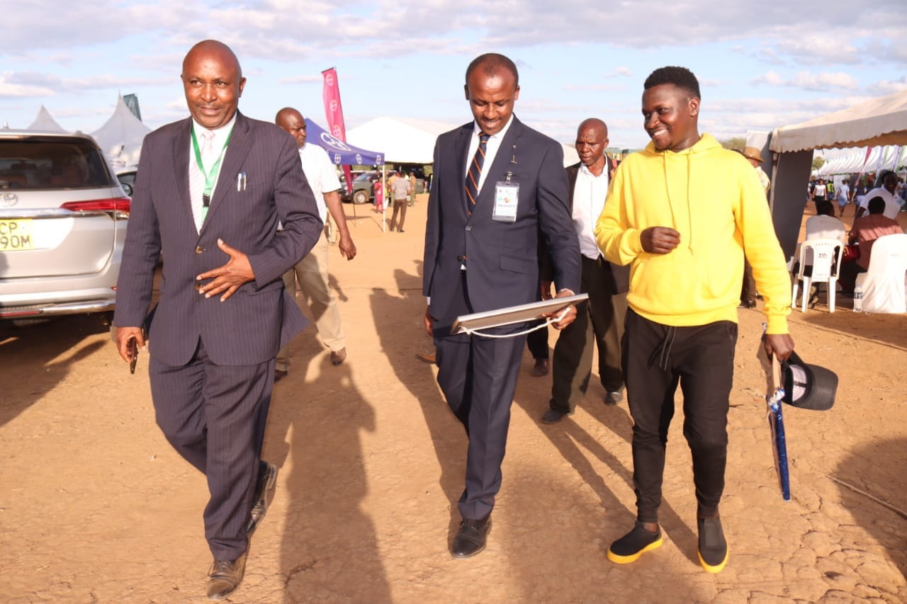 Talented drawing artist Deric Kim from Ilima, Kaiti, Makueni, gifts H.E ...