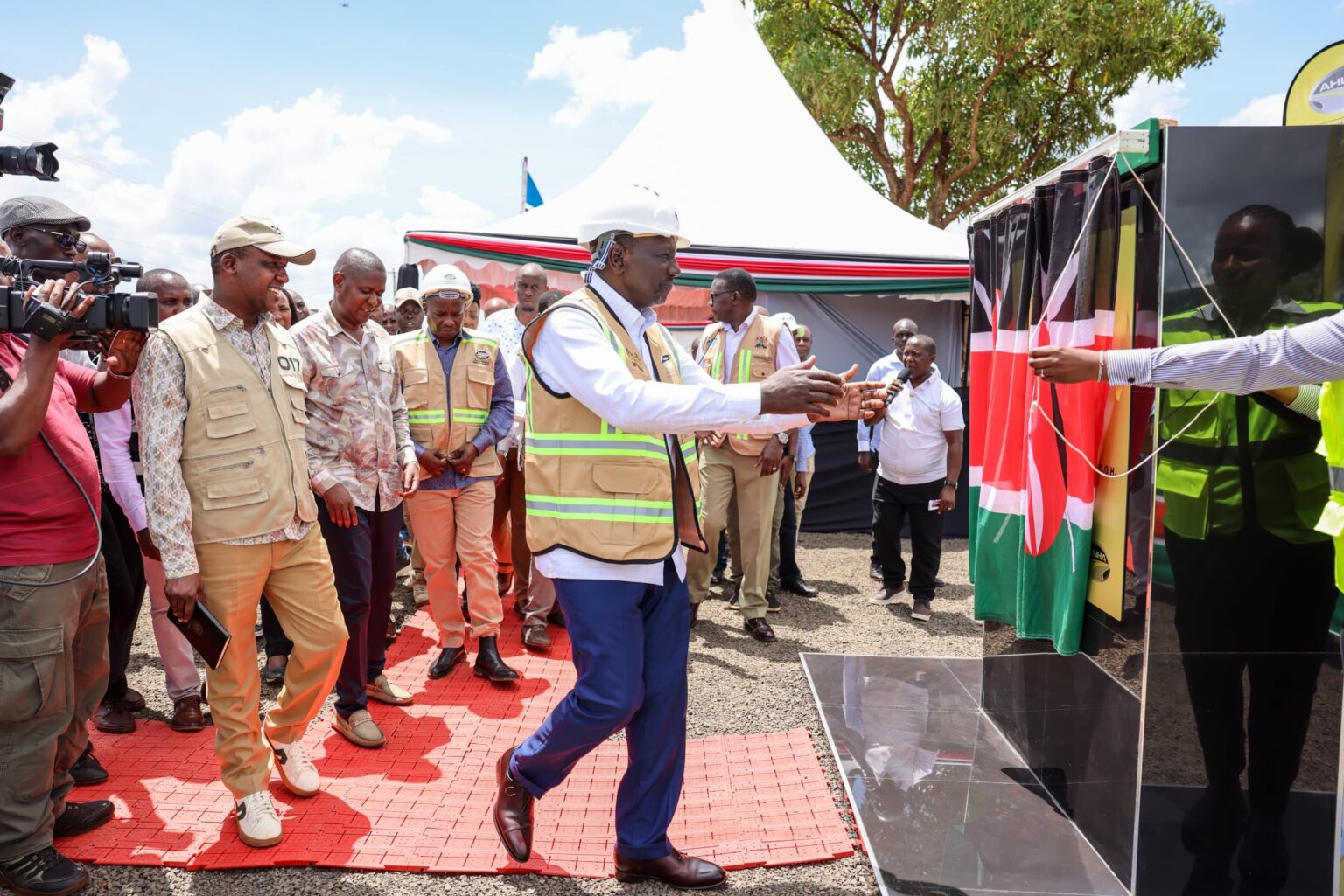 PRESIDENT RUTO FLAGS OFF CONSTRUCTION OF EMALI–UKIA ROAD - Government ...